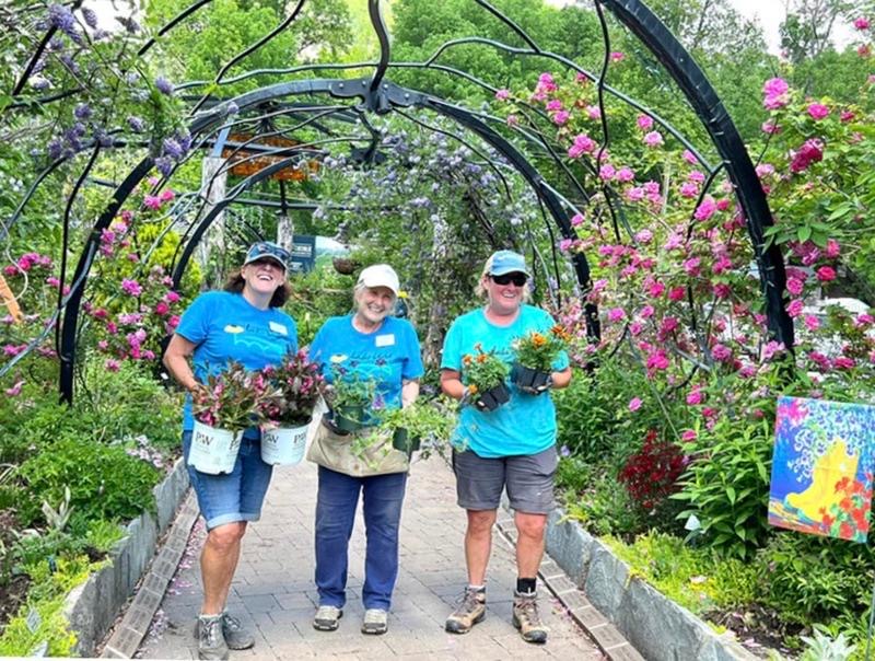 14 Volunteers Flower Bridge
